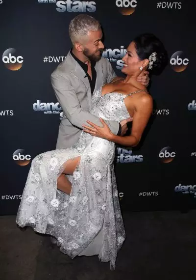 Nikki Bella sareng Artem Chigvintsev posing payuneun Dancing with the Stars Season 25