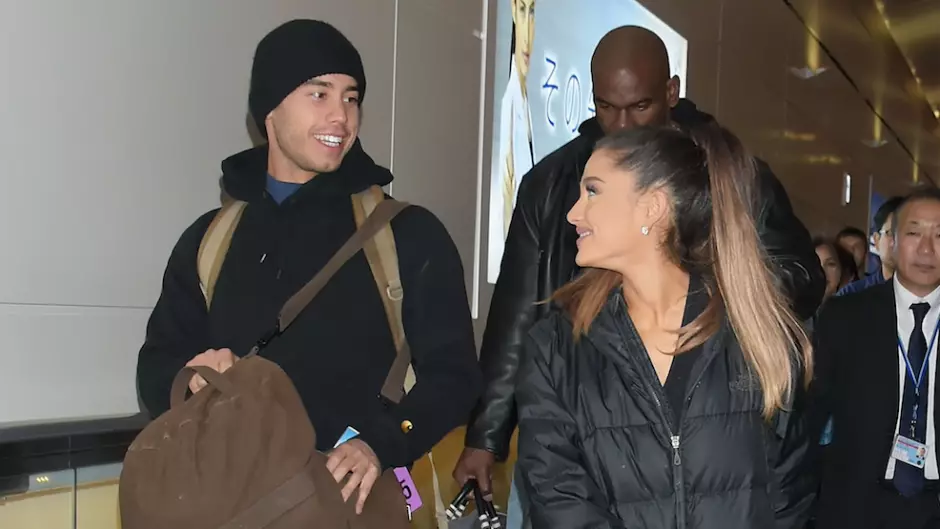 Ariana Grande caminant amb l'exnòvio Ricky Alvarez a l'aeroport de Nova York