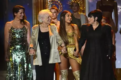 Ariana Grande sul palco con la mamma, la nonna e la zia