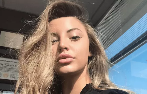 Model Ashley Alexis yana nuna hoton selfie a cikin hasken rana