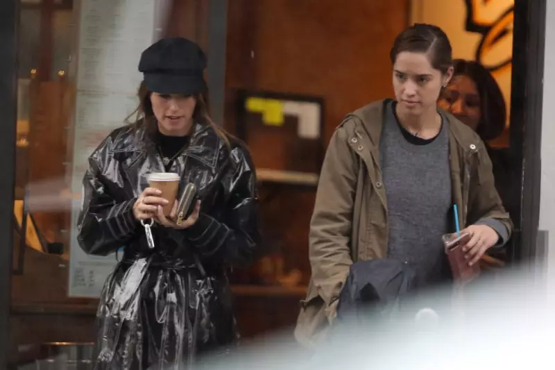 Katherine Schwarzenegger montre sa bague de fiançailles au petit-déjeuner avec sa sœur Christina.