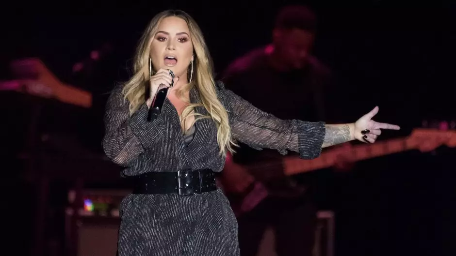 Roinneann Demi Lovato físeán dá tuismitheoirí ag damhsa ag bainis