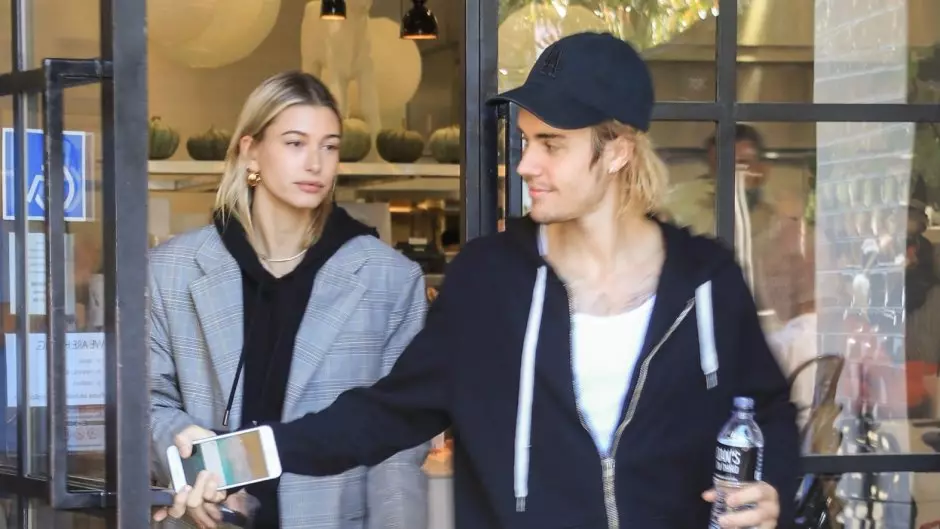 Justin Bieber Hailey Baldwin me veshje rozë për të porsamartuarit