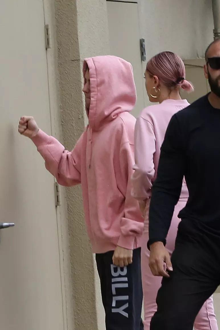 justin bieber hailey baldwin cocog pink outfits panganten anyar