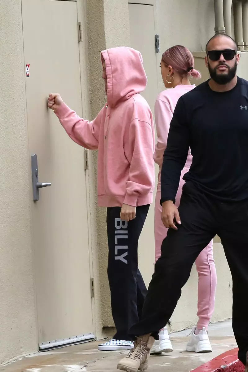 Justin Bieber Hailey Baldwin me veshje rozë për të porsamartuarit