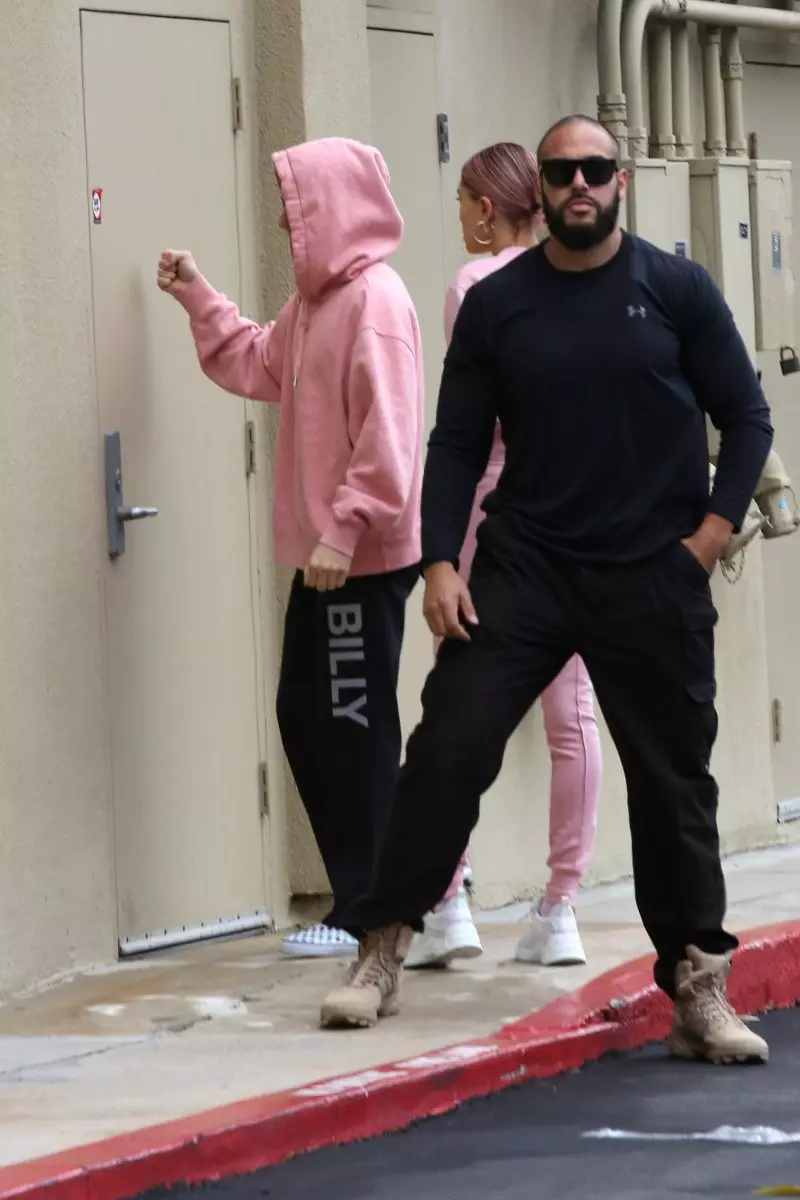 Justin Bieber Hailey Baldwin me veshje rozë për të porsamartuarit