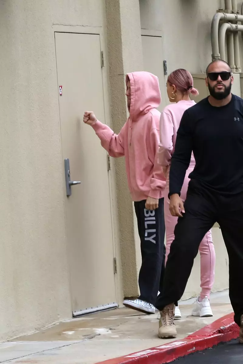 justin bieber hailey baldwin cocog pink outfits panganten anyar