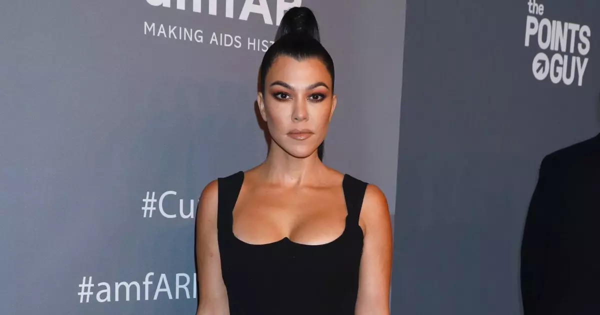 Trägt Kourtney Kardashian ein rotes Hochzeitskleid? Hinweise