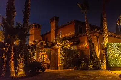 The Bachelor Mansion filmado do lado de fora à noite
