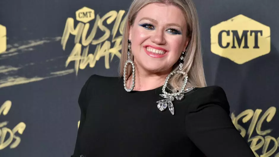 Kelly Clarkson Sa CMT Red Carpet