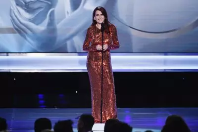 A 25. éves Screen Actors Guild Awards házigazdája megan mullally flitteres narancssárga ruha