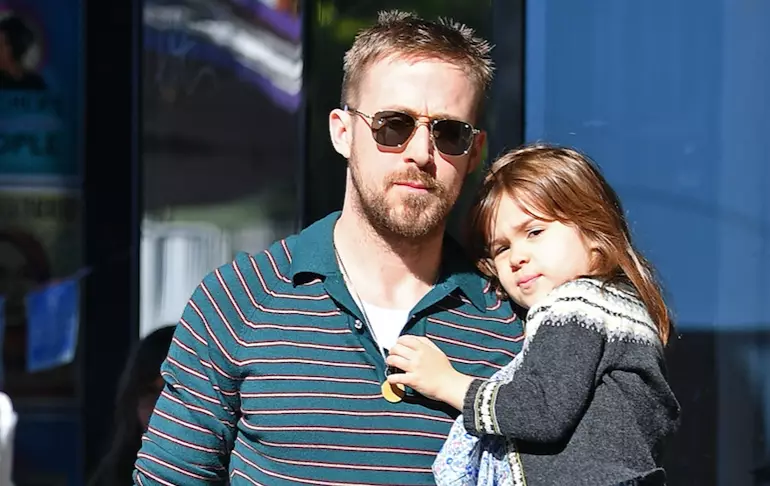 Ryan Gosling andando com sua filha