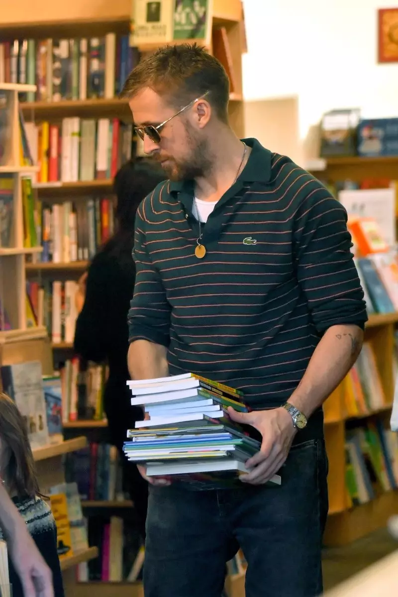 Ryan Gosling comprando livros com a filha Esmeralda