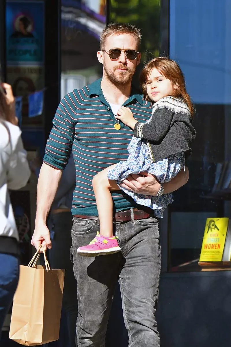 Ryan Gosling comprando livros com a filha Esmeralda