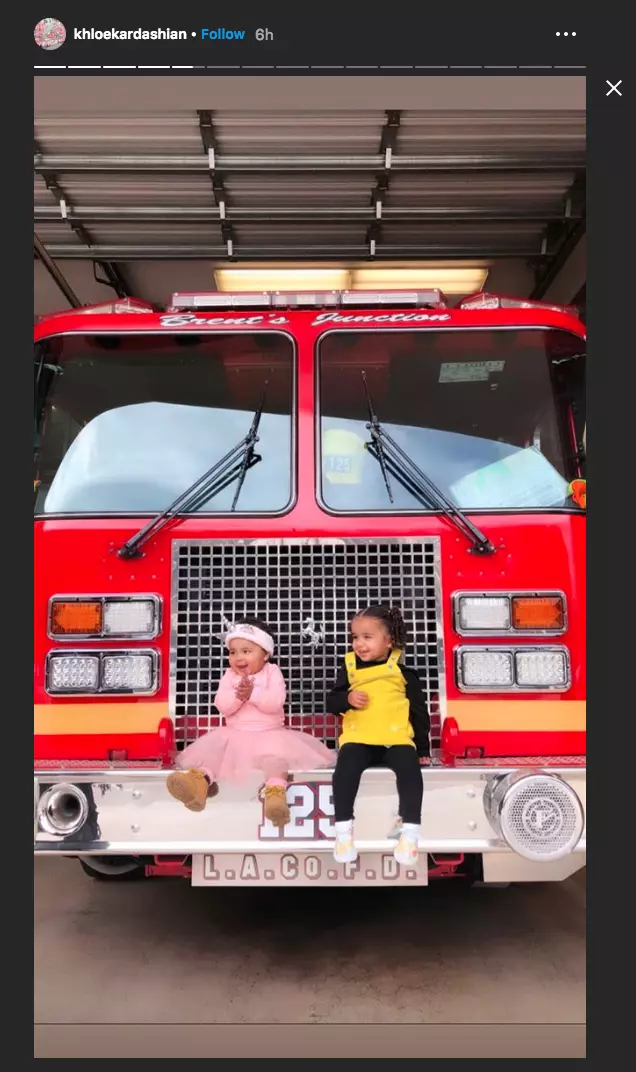 True Thompson 和 Dream Kardashian 參觀當地的消防站