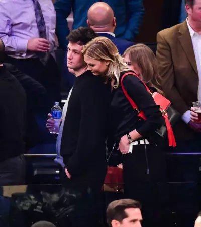 Si Joshua Kushner ug Karlie Kloss mitambong sa duwa sa Houston Rockets batok sa New York Knicks sa Madison Square Garden niadtong Enero 23, 2019 sa New York City