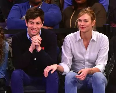 Mae Joshua Kushner a Karlie Kloss yn mynychu gêm Cleveland Cavaliers yn erbyn New York Knicks yn Madison Square Garden ar Fawrth 26, 2016 yn Ninas Efrog Newydd.