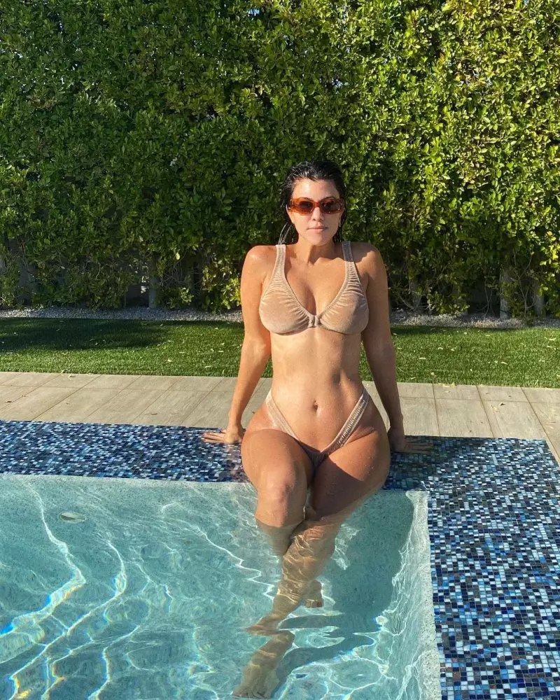 Kourtney Kardashian Forigas Neredaktitan Foton en Kylie Swim