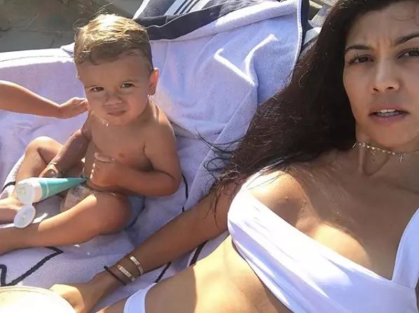 Kourtney Kardashian Bikini Momentoj