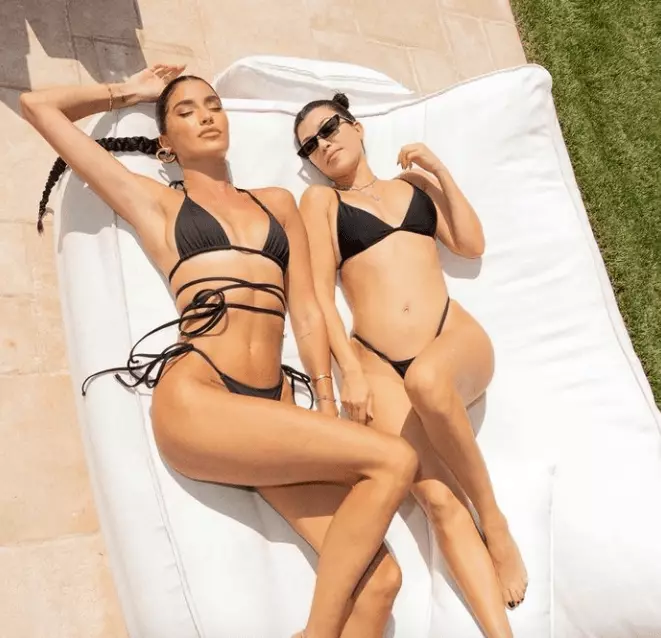 Sıcak Anne Her Zaman Kourtney Kardashian Kıskanılacak Bikini Gövdesini Gösterdi2