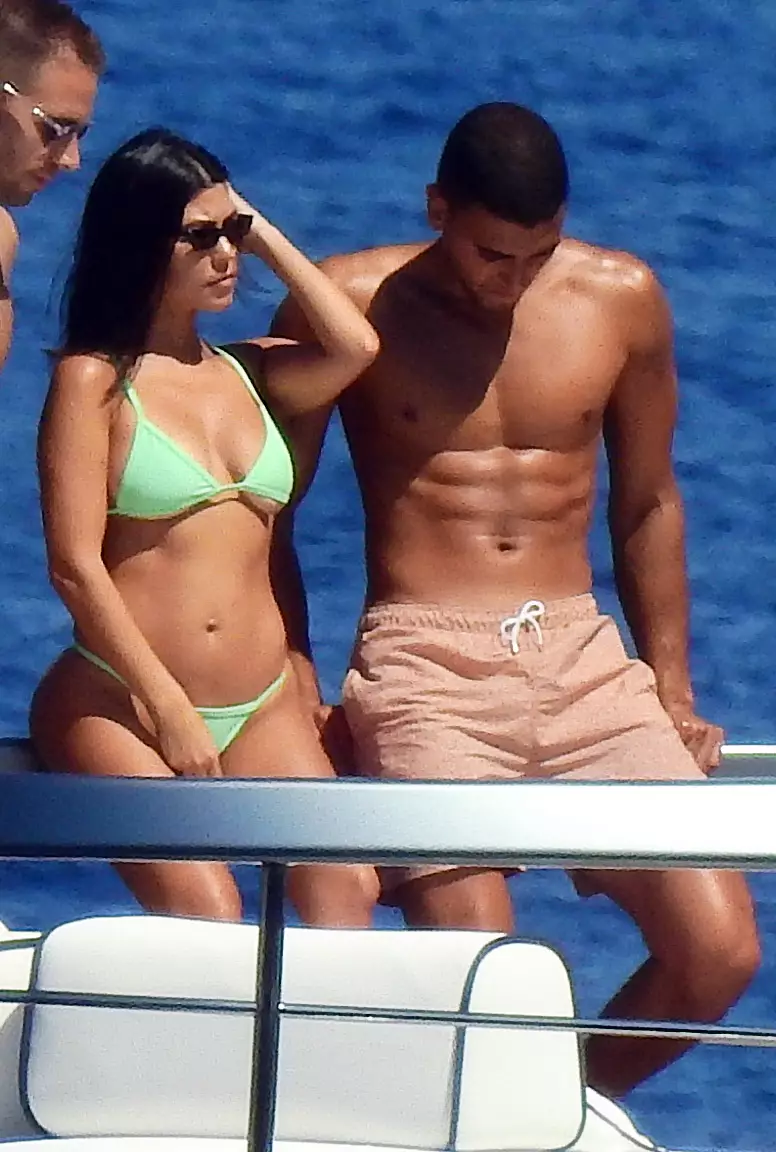 Kourtney Kardashian Bikini Momentoj