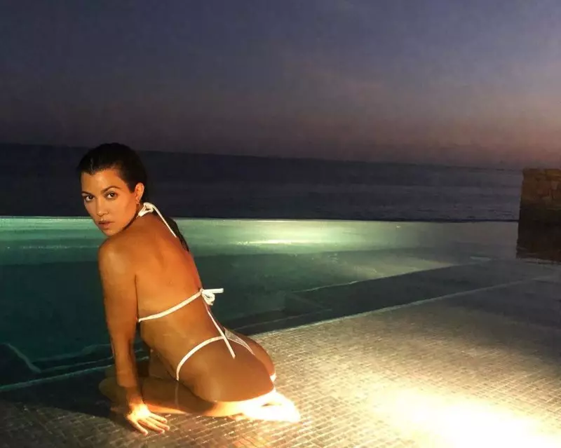 kourtney-kardashian-yansıtıcı-bikini-temmuz-2021