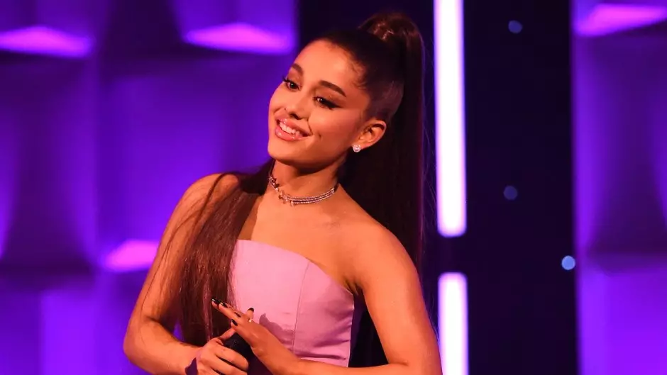 Ariana Grande repariert ihr BBQ-Grill-Tattoo, das sagen sollte, dass 7 Ringe hier ihr neues Tattoo sehen