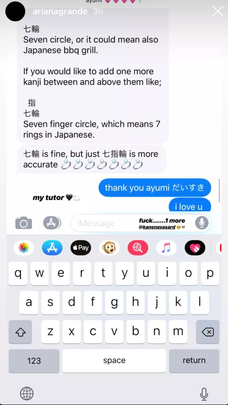Ariana Grande schreibt Textaustausch mit Freund über japanisches Handtattoo