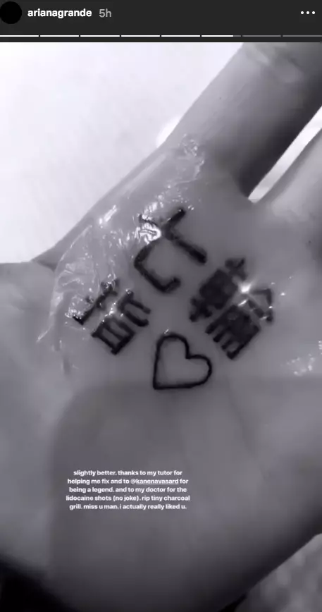 Ariana Grande hat ihr Handtattoo repariert