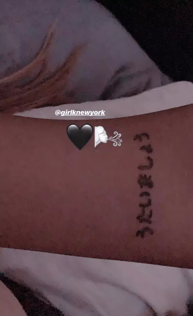 Ariana Grande Tattoo auf ihrem Unterarm