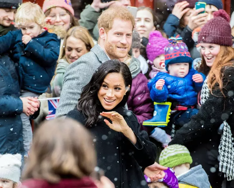 Prins Harry en Meghan Markle wat hand aan hand in die sneeu loop, sal jou al die wintergevoelens gee