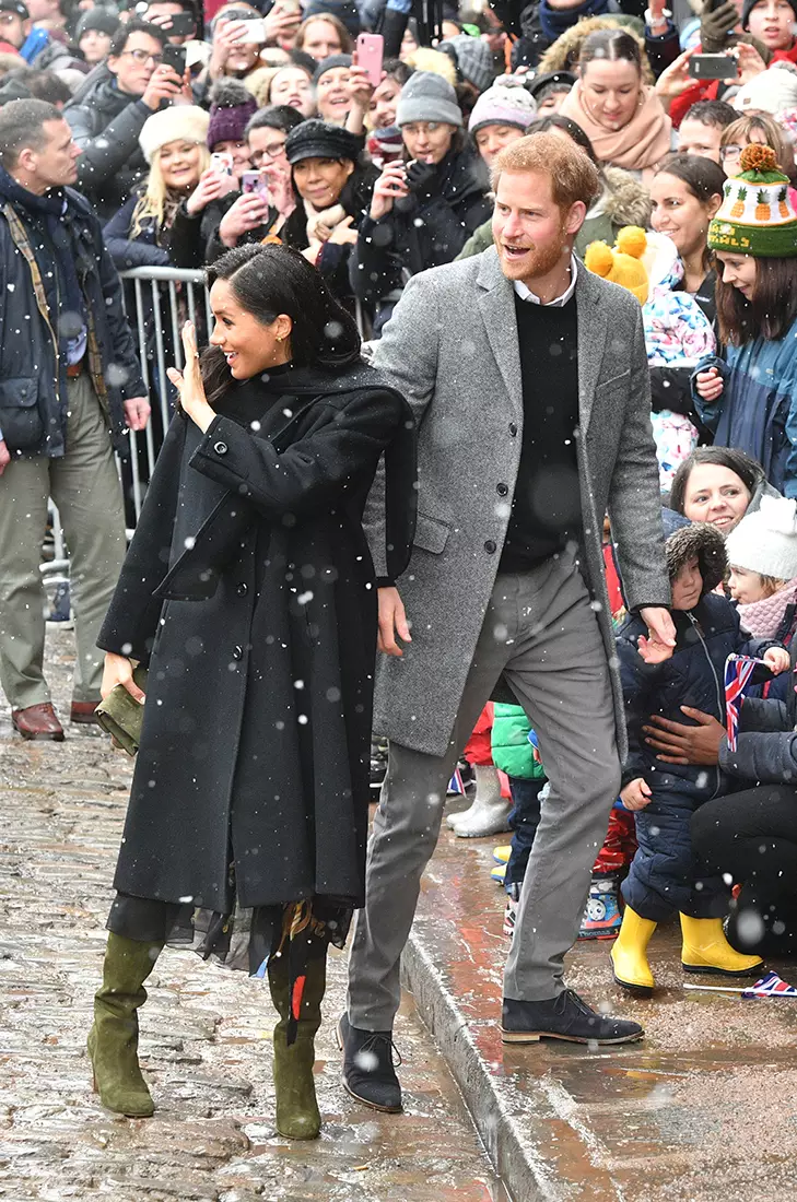 Bydd y Tywysog Harry a Meghan Markle yn Cerdded Law yn Llaw yn yr Eira yn Rhoi Teimladau'r Gaeaf i Chi