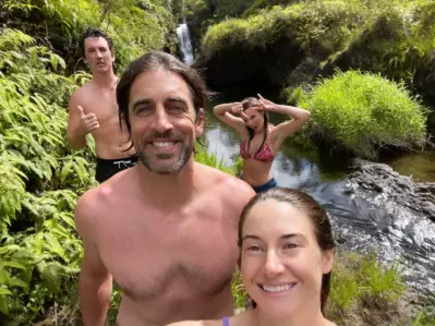 Shailene Woodley Bawa Aaron Rodgers ke Hawaiian Getaway bersama Miles Teller dan Isteri