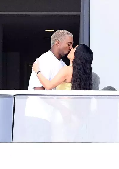 Kim Kardashian ndi Kanye West amagawana Romantic Smooch ku Condo Anamugulira Khrisimasi