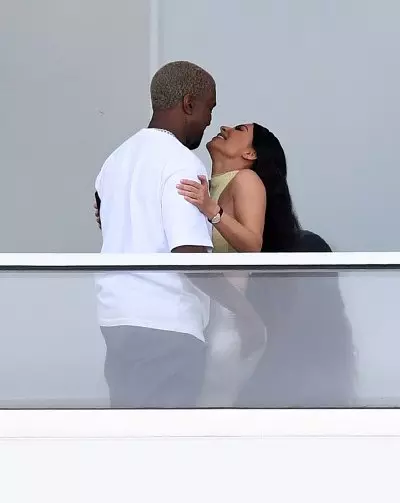 Kim Kardashian ja Kanye West jagavad romantilist smoochi korteris, mille ta jõuludeks ostis