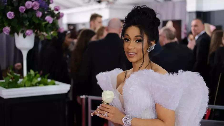 Cardi B သည် Grammy ဆုပေးပွဲတွင် ခရမ်းရောင်ဝတ်စုံကို ၀တ်ဆင်ထားသည်။