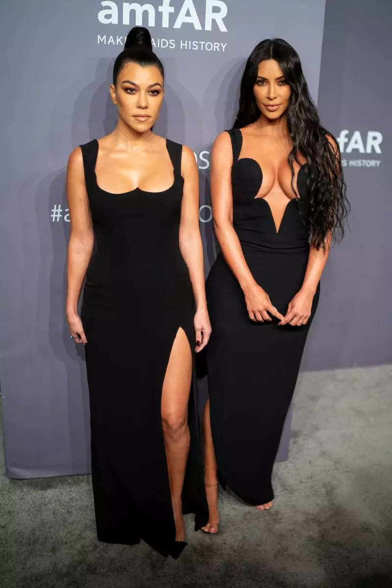 Kim Kardashian West និង Kourtney Kardashian មកដល់ amfAR Gala New York 2019 នៅ Cipriani Wall Street នៅថ្ងៃទី 6 ខែកុម្ភៈ ឆ្នាំ 2019 នៅទីក្រុងញូវយ៉ក។