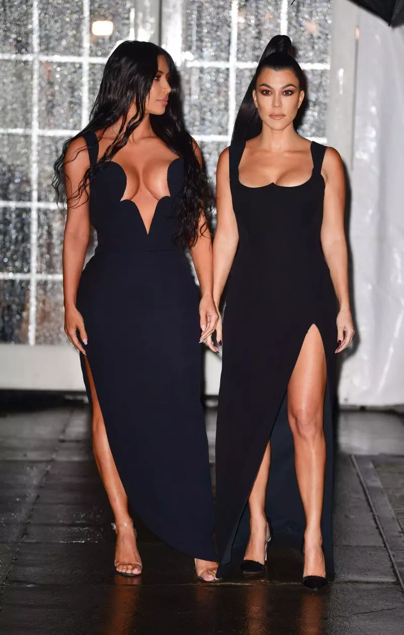 Kim Kardashian West និង Kourtney Kardashian មកដល់ amfAR Gala New York 2019 នៅ Cipriani Wall Street នៅថ្ងៃទី 6 ខែកុម្ភៈ ឆ្នាំ 2019 នៅទីក្រុងញូវយ៉ក។