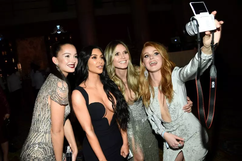 Kim Kardashian West u Kourtney Kardashian jaslu għall-amfAR Gala New York 2019 f'Cipriani Wall Street fis-6 ta' Frar 2019 fil-Belt ta' New York.