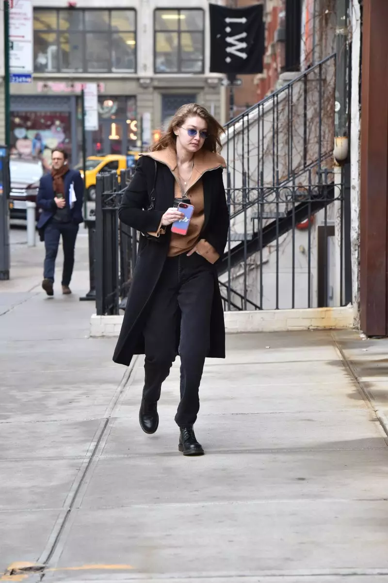 Gigi Hadid se ve temprano en la mañana sin maquillaje después de pasar la noche en el apartamento de Zayn en Nueva York