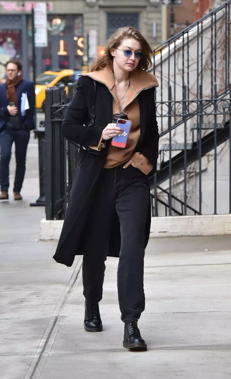 Gigi Hadid, geceyi New York'taki Zayns dairesinde geçirdikten sonra sabahın erken saatlerinde makyajsız görüntülendi.