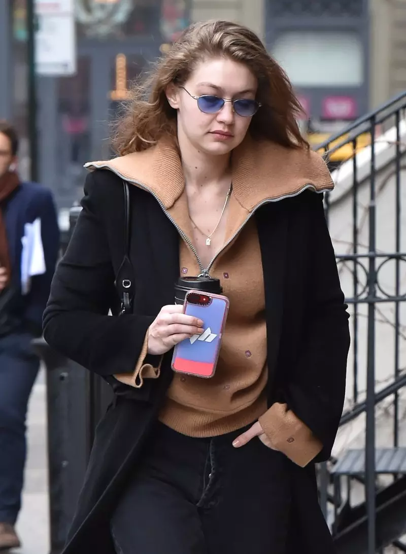 Gigi Hadid wird am frühen Morgen ungeschminkt gesehen, nachdem sie die Nacht in Zayns Wohnung in New York verbracht hat