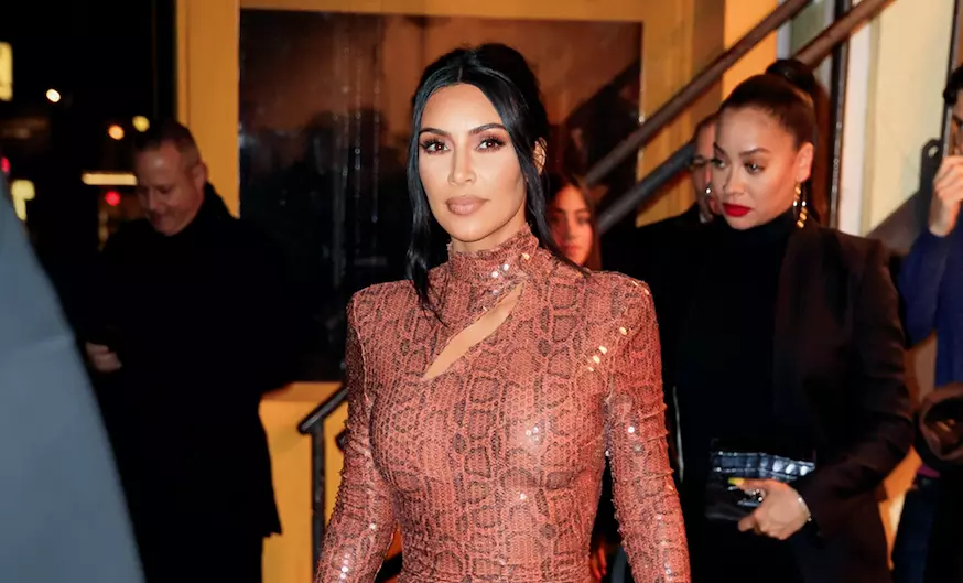 Kim Kardashian ដើរក្នុងទីក្រុង NYC ស្លៀករ៉ូបសាច់សខ្ចី