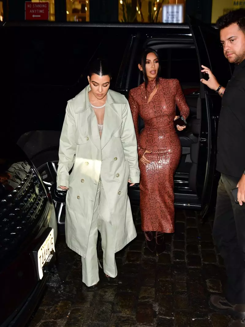 Kim Kardashian ដើរក្នុងទីក្រុង NYC ស្លៀករ៉ូបសាច់សខ្ចី