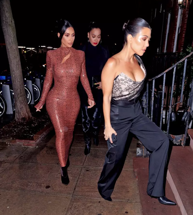 Kim Kardashian ដើរក្នុងទីក្រុង NYC ស្លៀករ៉ូបសាច់សខ្ចី