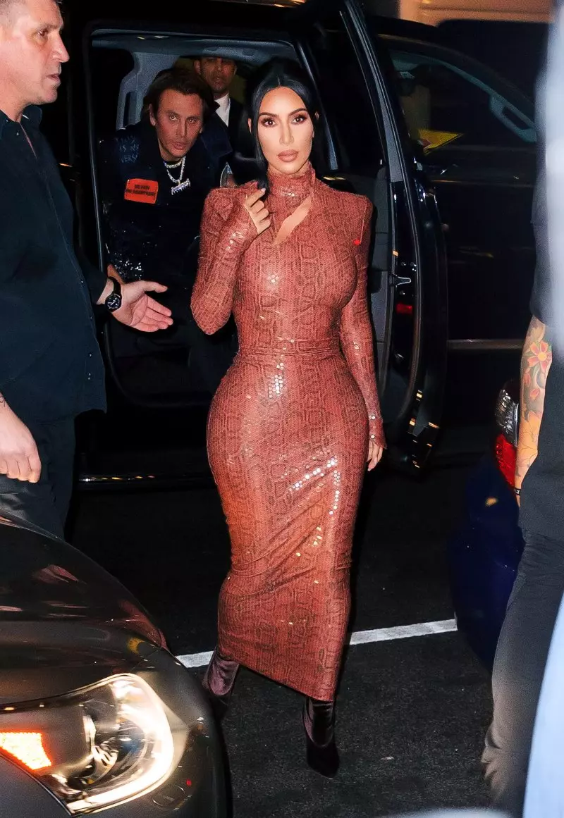 Kim Kardashian ដើរក្នុងទីក្រុង NYC ស្លៀករ៉ូបសាច់សខ្ចី