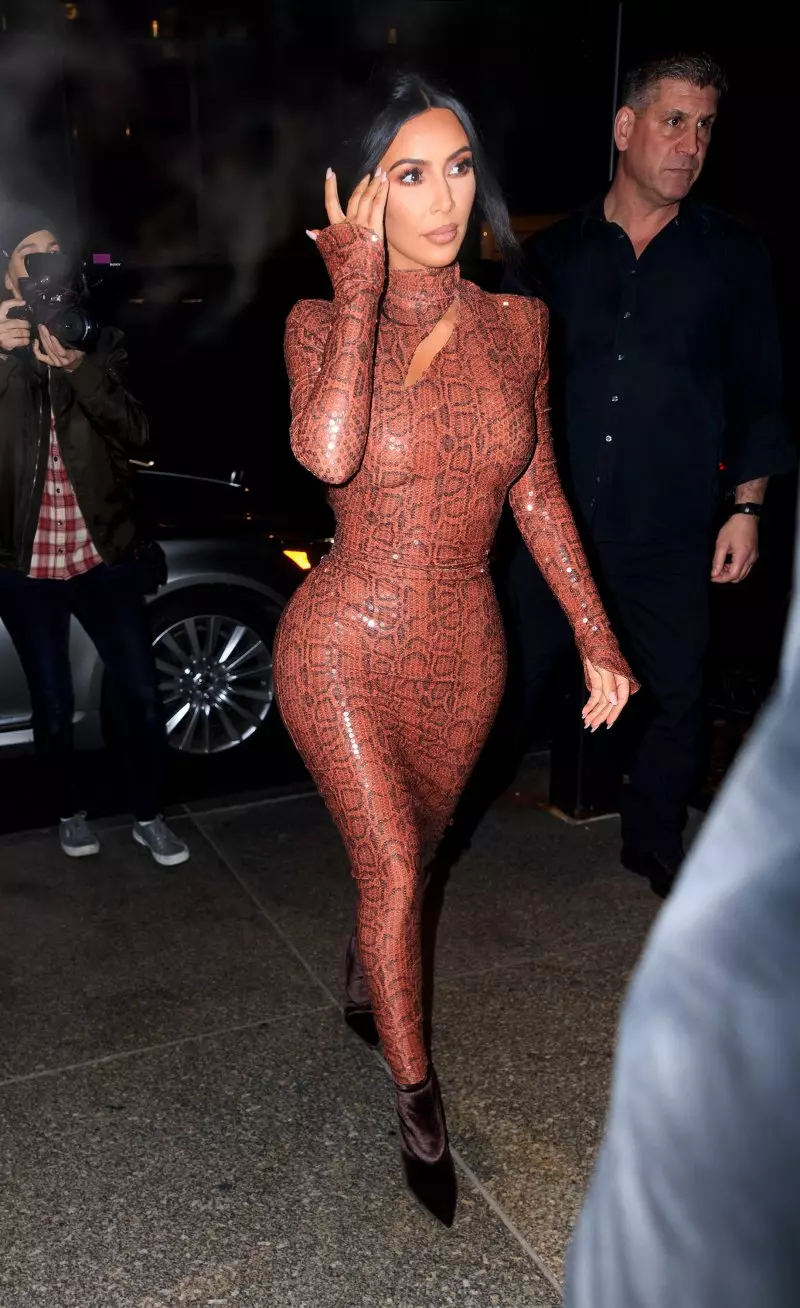 Kim Kardashian ដើរក្នុងទីក្រុង NYC ស្លៀករ៉ូបសាច់សខ្ចី