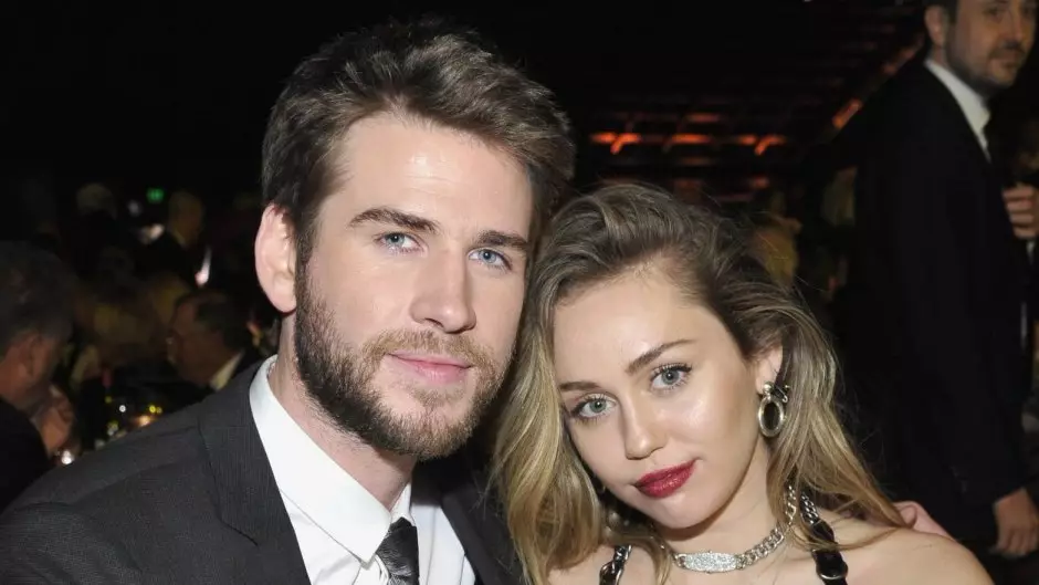 Miley Cyrus Liam Hemsworth geedziĝis kun familia nomo