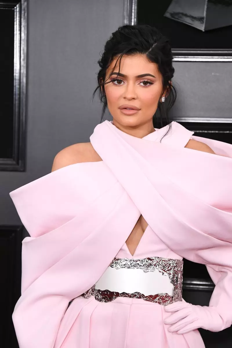 Kylie Jenner pa Mphotho ya Grammy ya 2019 atavala jumpsuit yapinki