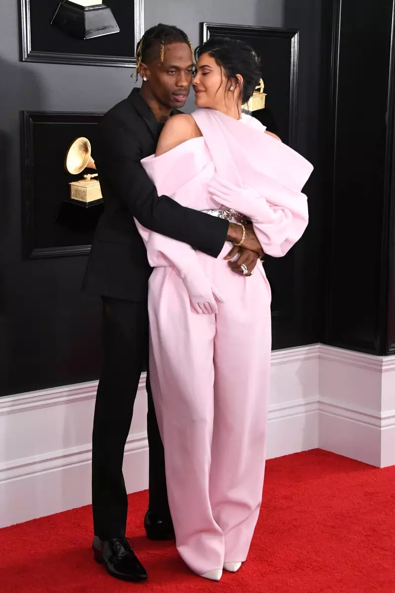 Kylie Jenner pa Mphotho ya Grammy ya 2019 atavala jumpsuit yapinki